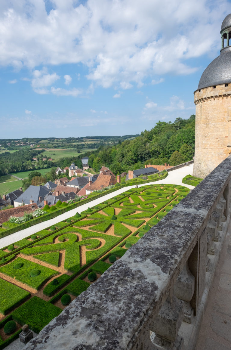 Visit HAUTEFORT - a classic castle in the deep heart of France - Deep ...